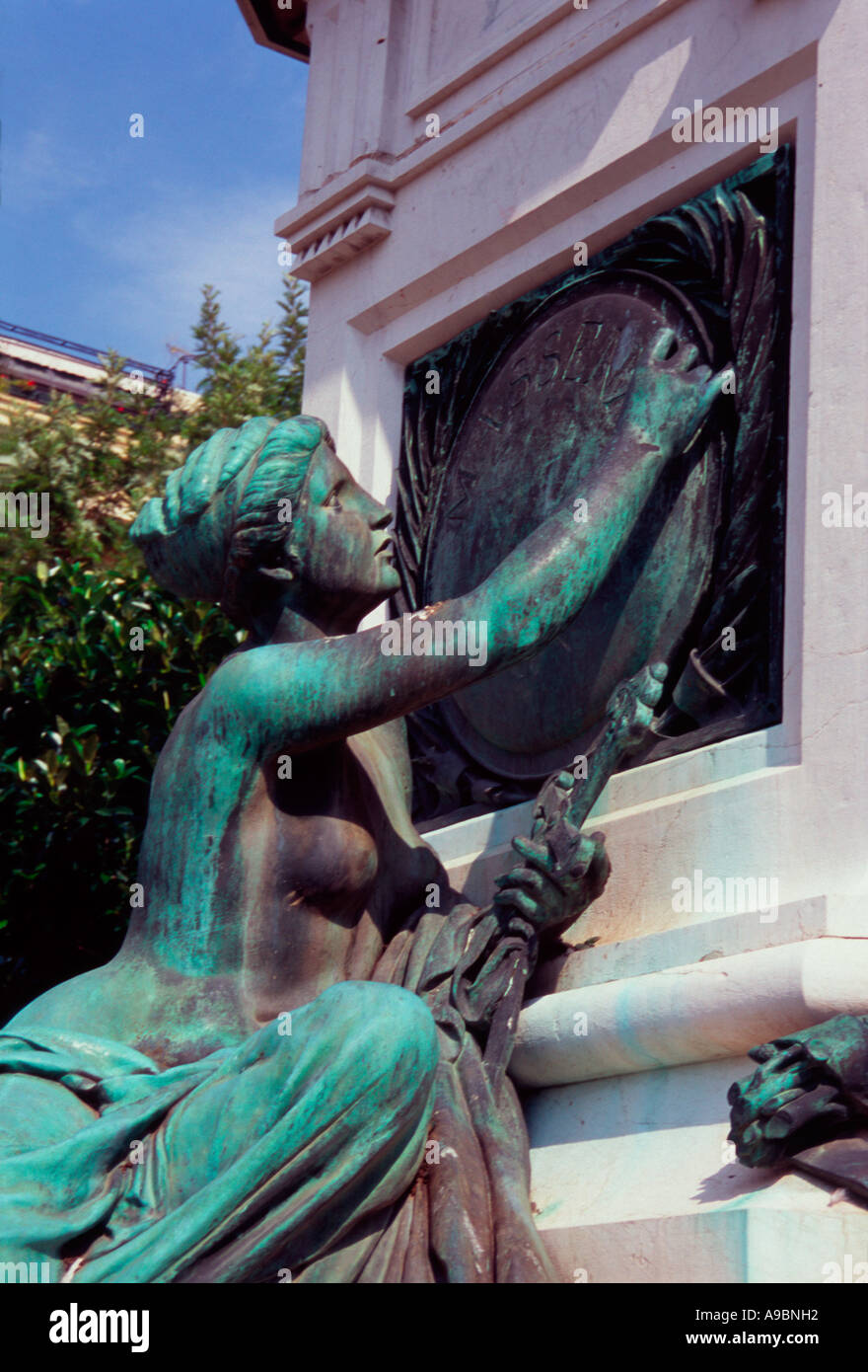 Statue woman pointing hi-res stock photography and images - Alamy