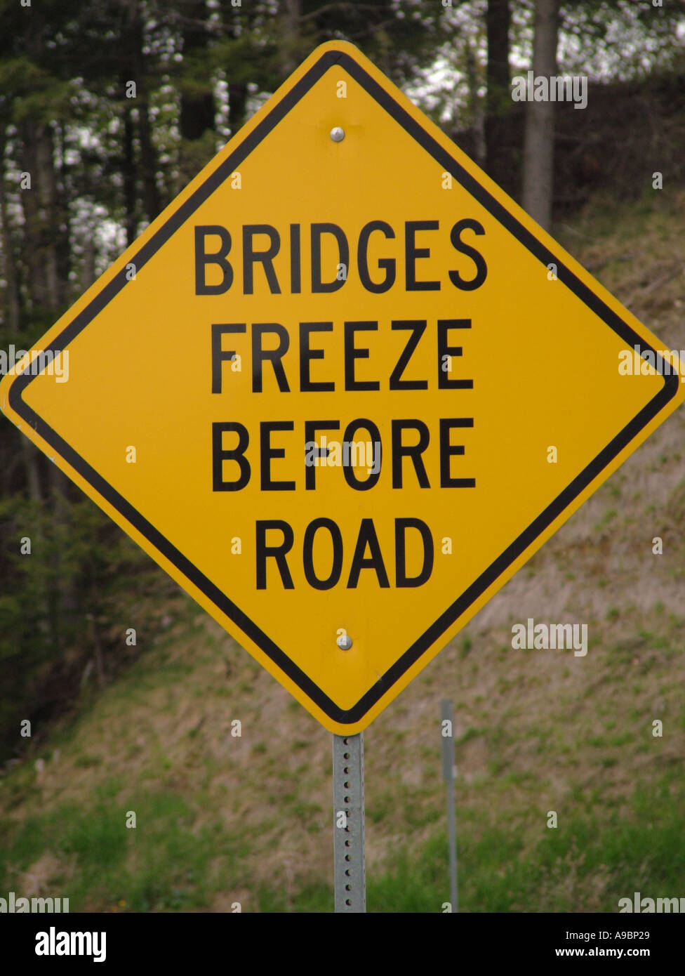 AJD42714, road sign, Bridges Freeze Before Road Stock Photo - Alamy