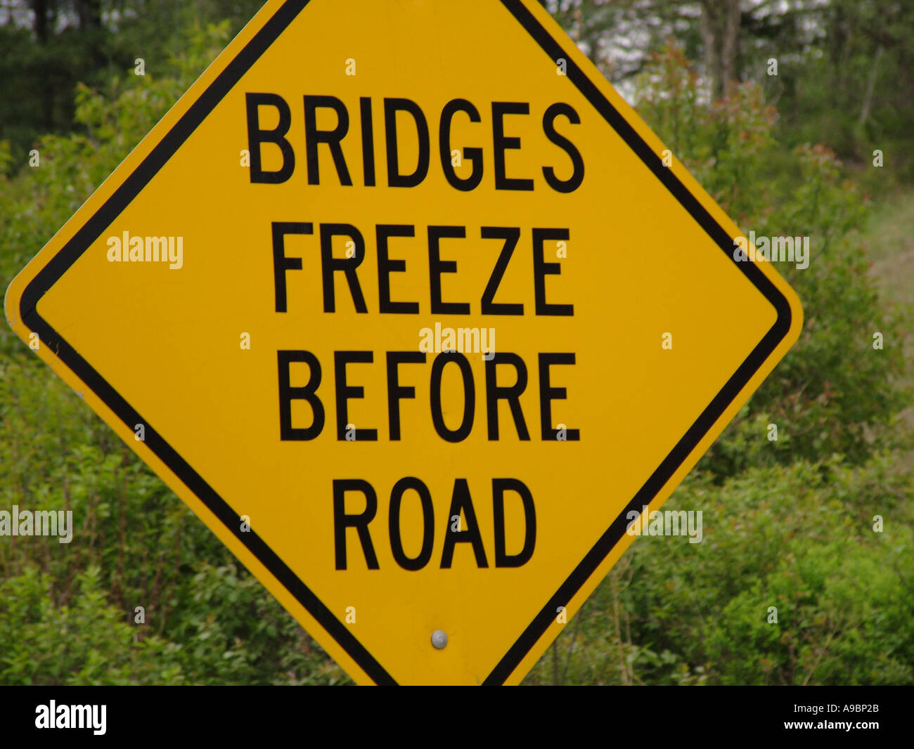Bridges freeze before roads hi-res stock photography and images - Alamy