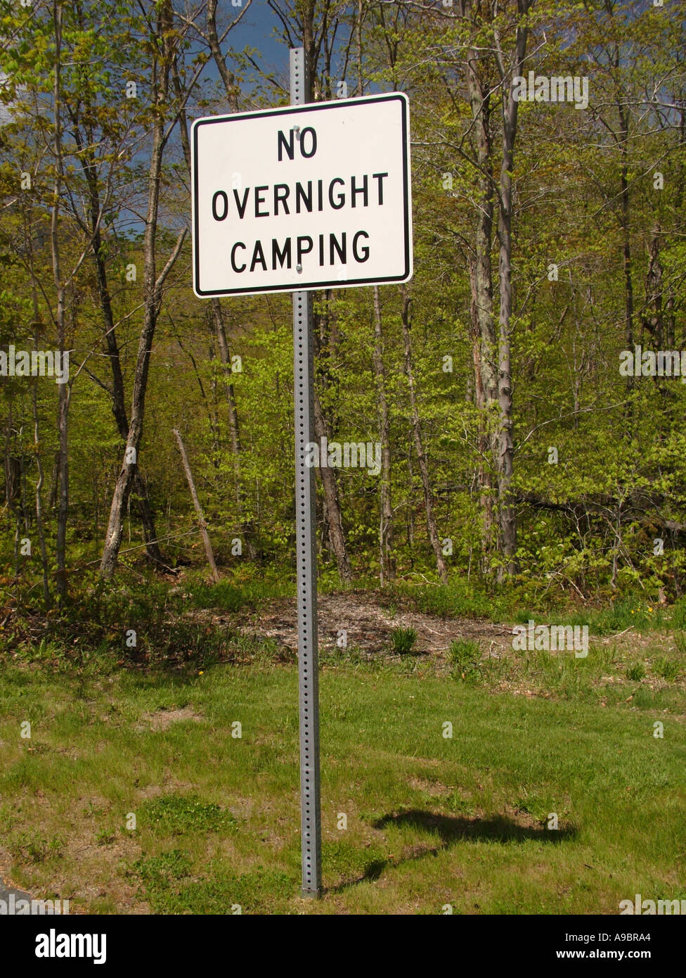 AJD42754, camping sign, No Overnight Camping Stock Photo - Alamy