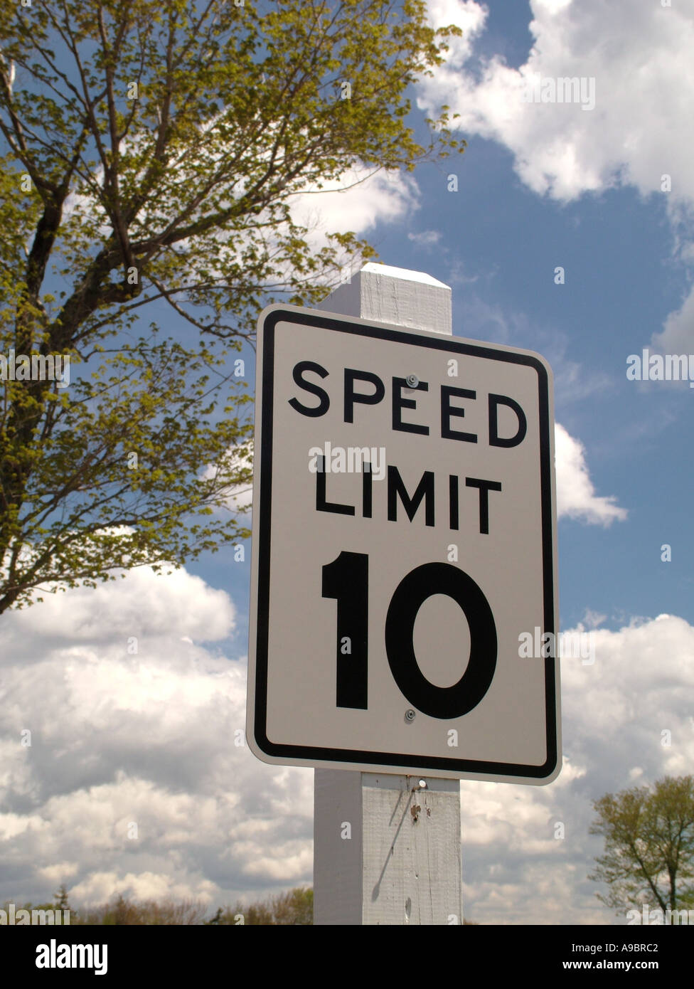 10 miles per hour sign hi-res stock photography and images - Alamy