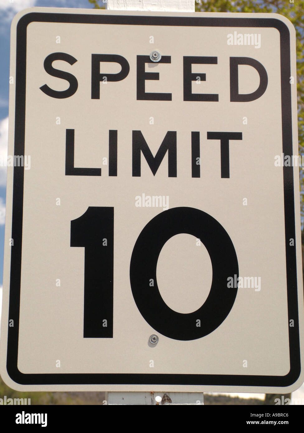 10 miles per hour sign hi-res stock photography and images - Alamy