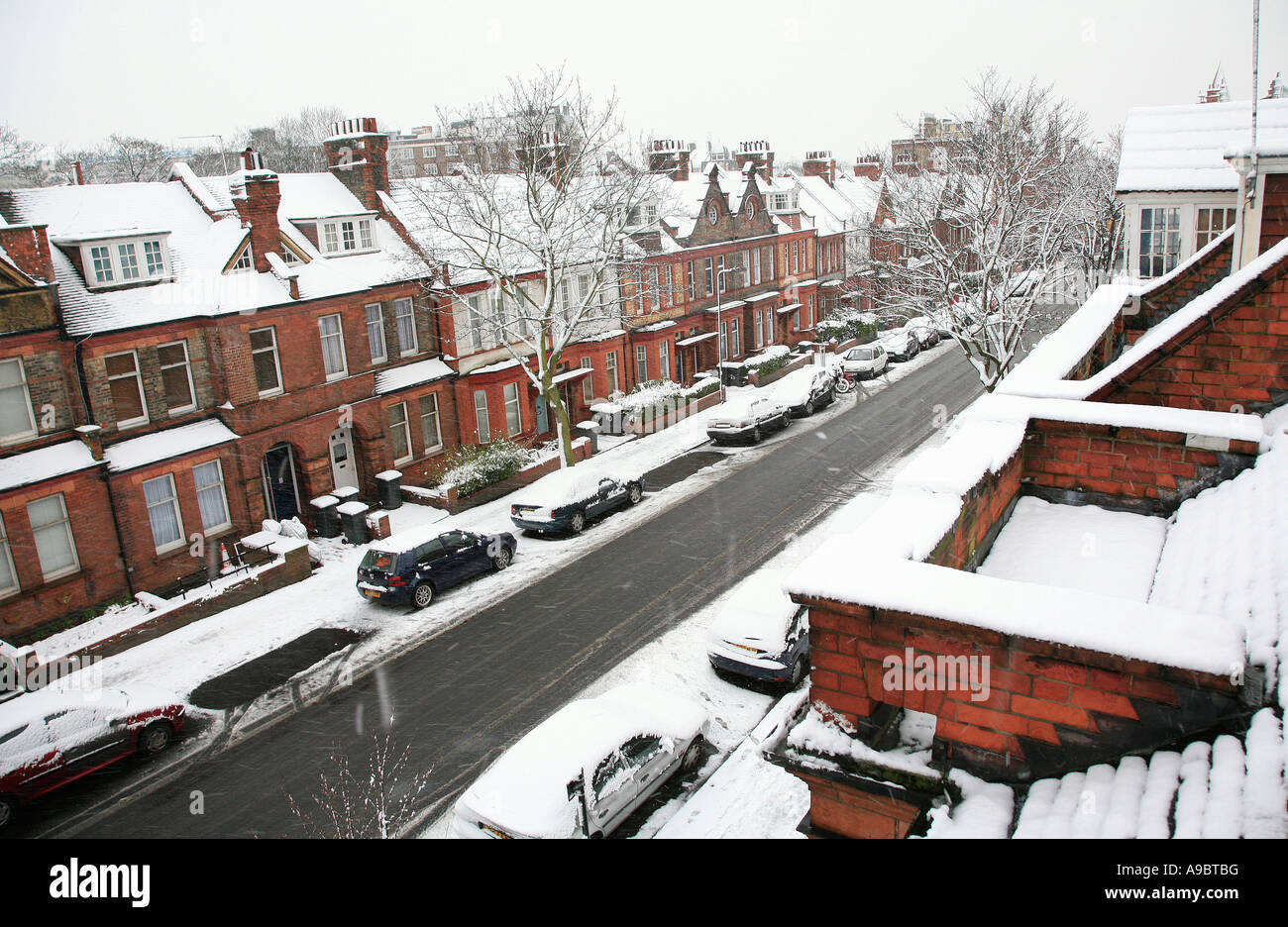 Suburban street in london hi-res stock photography and images - Alamy