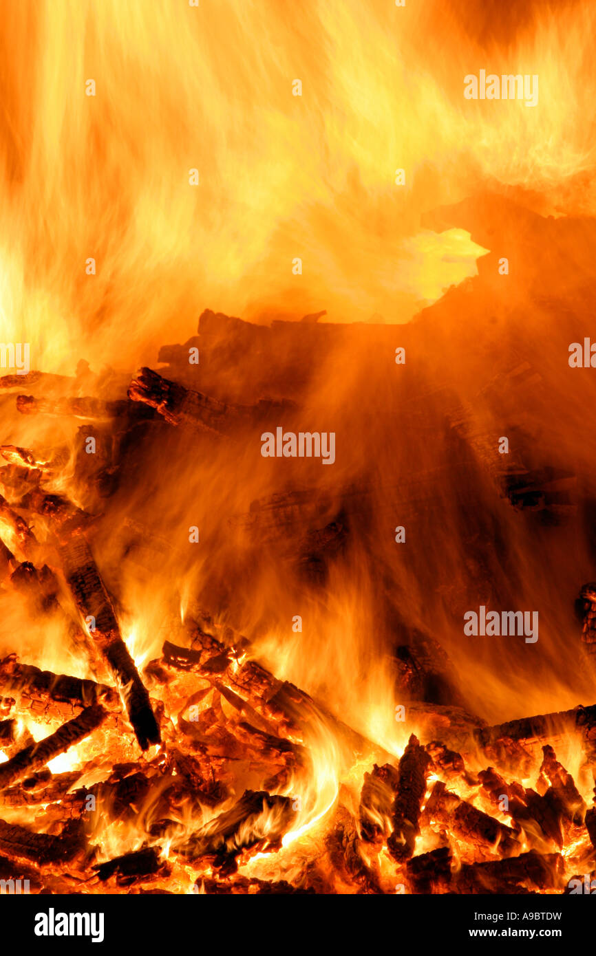 Close up of a bonfire Stock Photo - Alamy