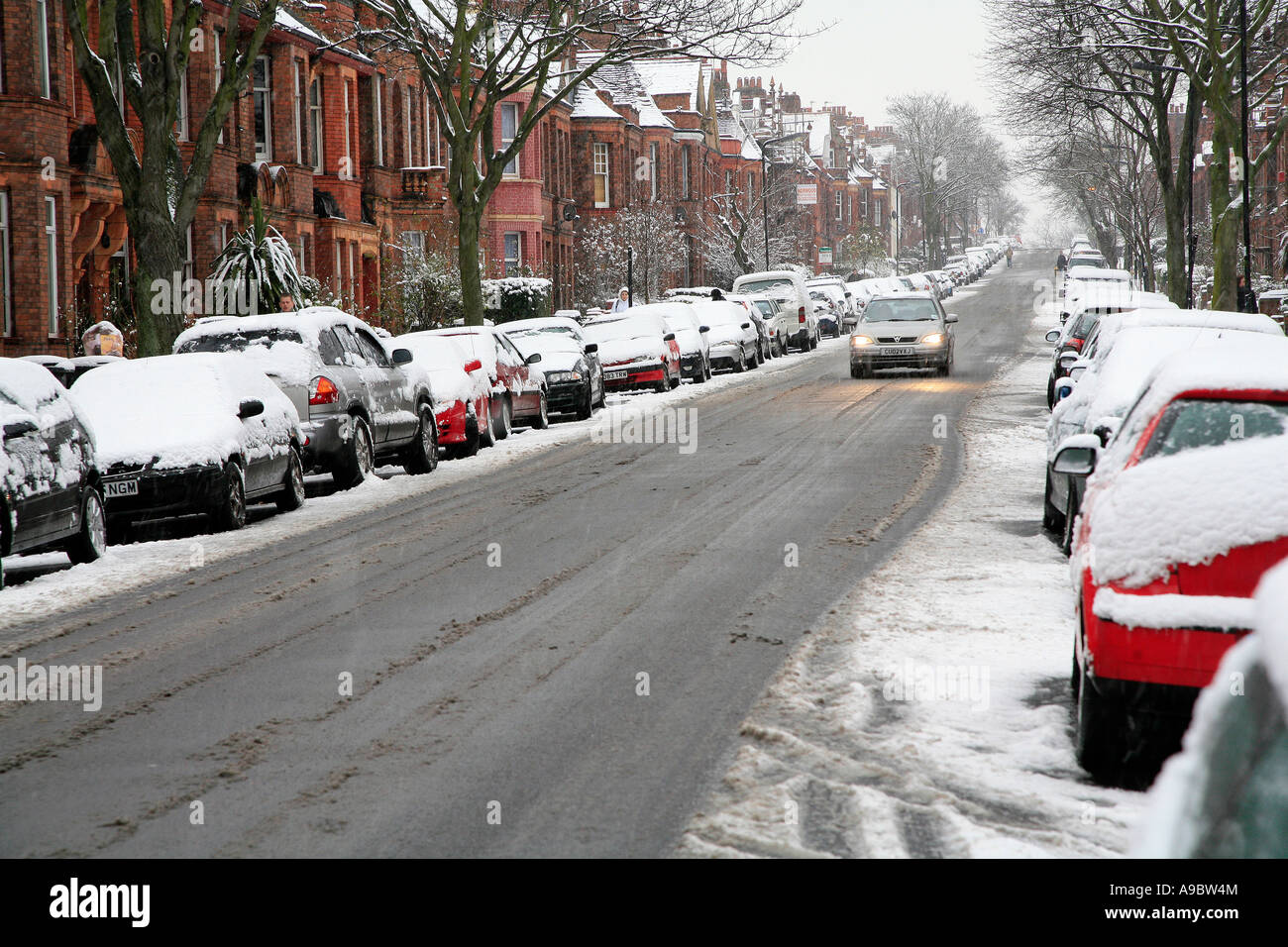 Suburban london street in snow hi-res stock photography and images - Alamy