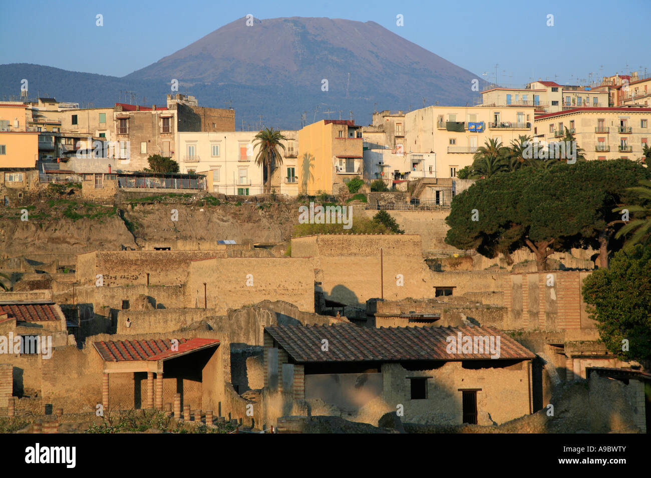 Old and new Herculaneum with Vesuvius volcano in background Stock Photo ...