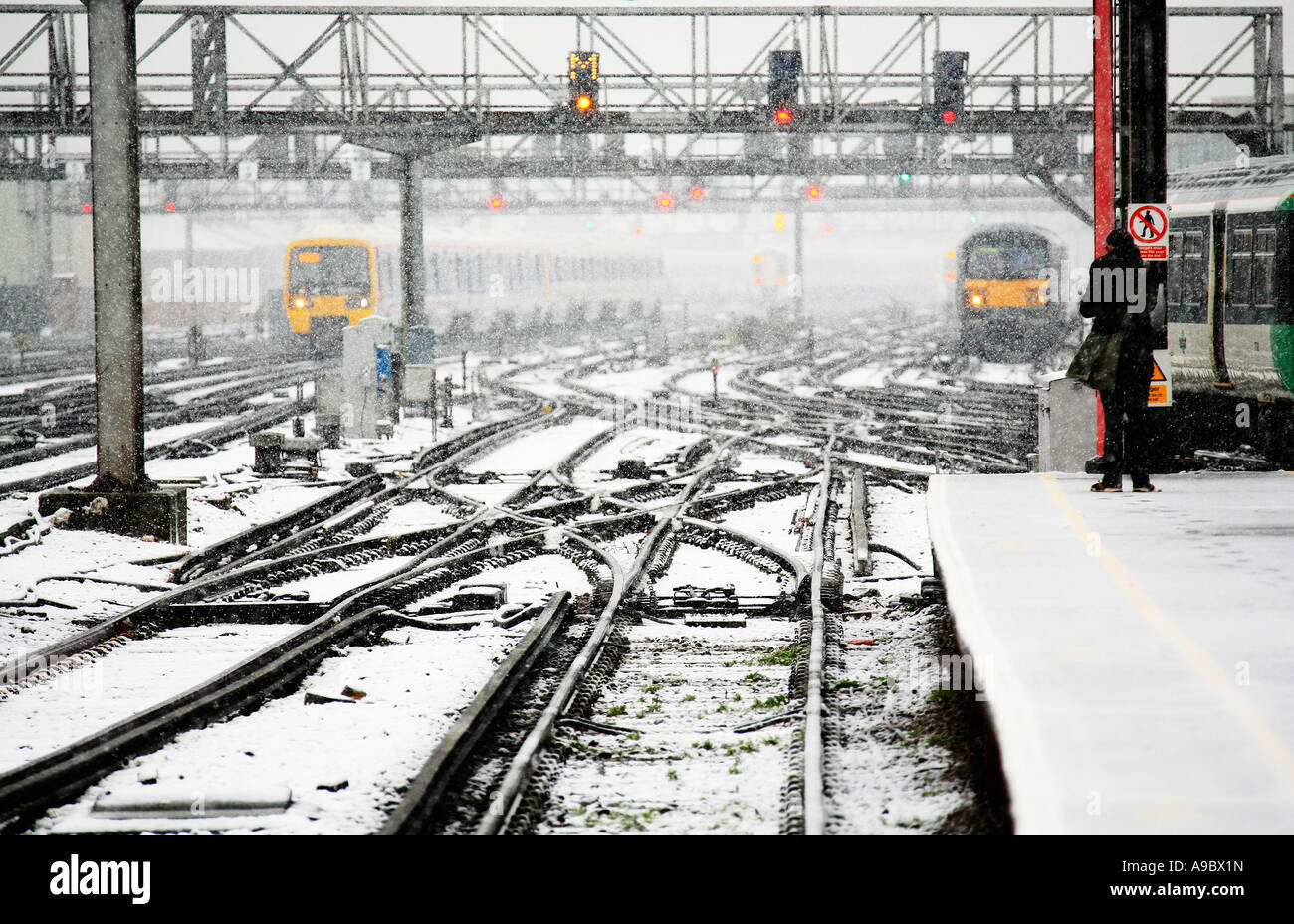 urban trains in snow at London Bridge station Stock Photo - Alamy