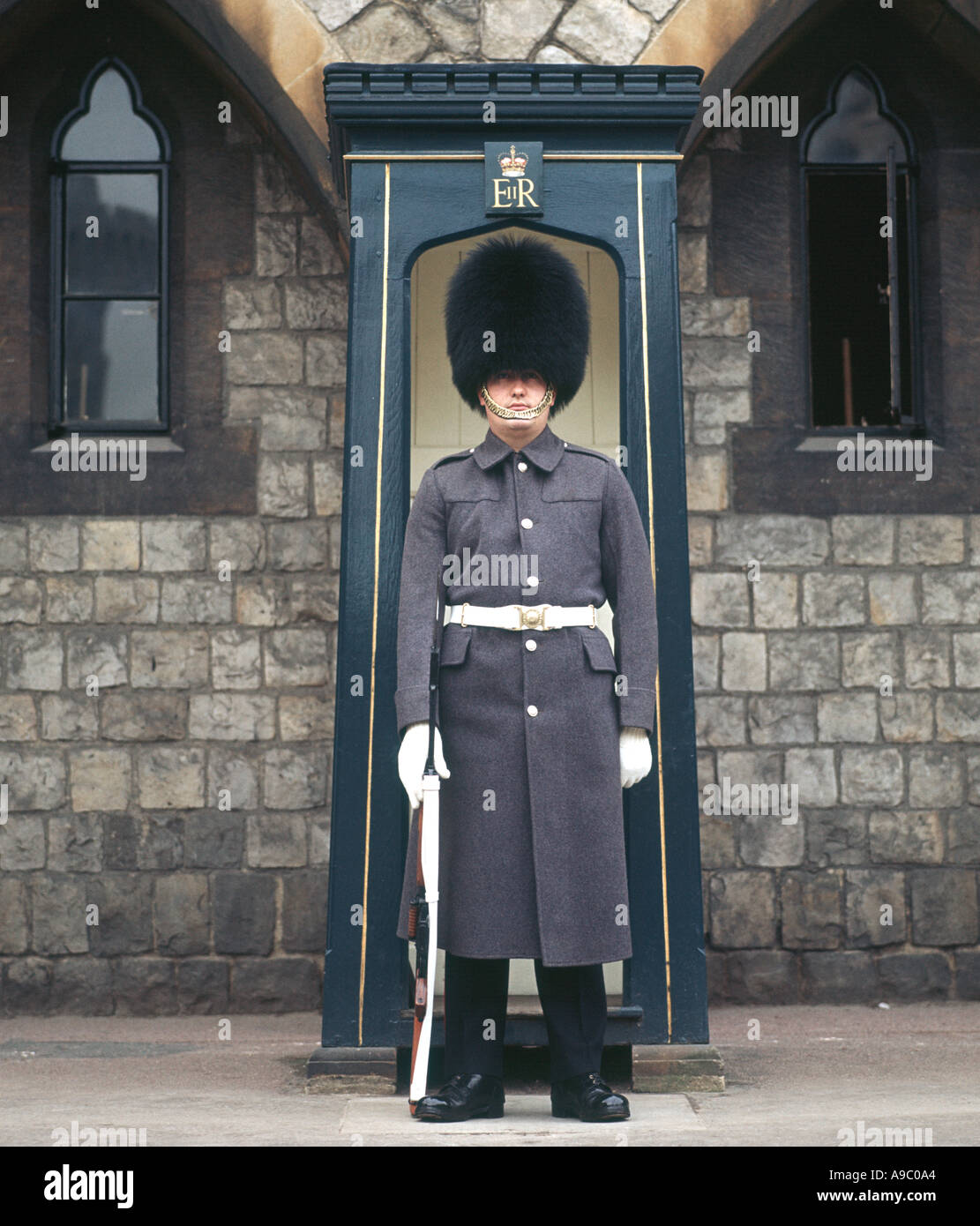 Guard and guard house at Buckingham Palace in London England Stock ...