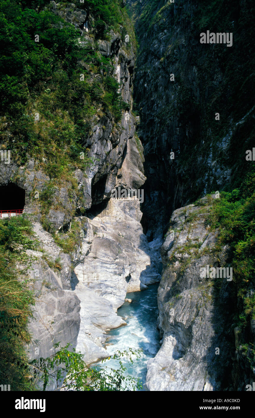 Taroko gorge with road and tunnel hi-res stock photography and images ...