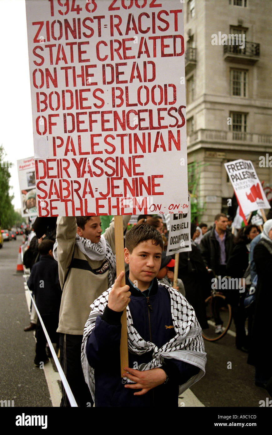 Child protesting the US and British handling of the Israeli Palestinian ...