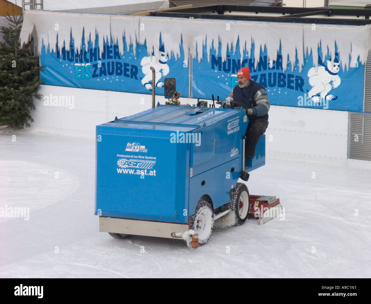 Snowman ice skating hi-res stock photography and images - Alamy