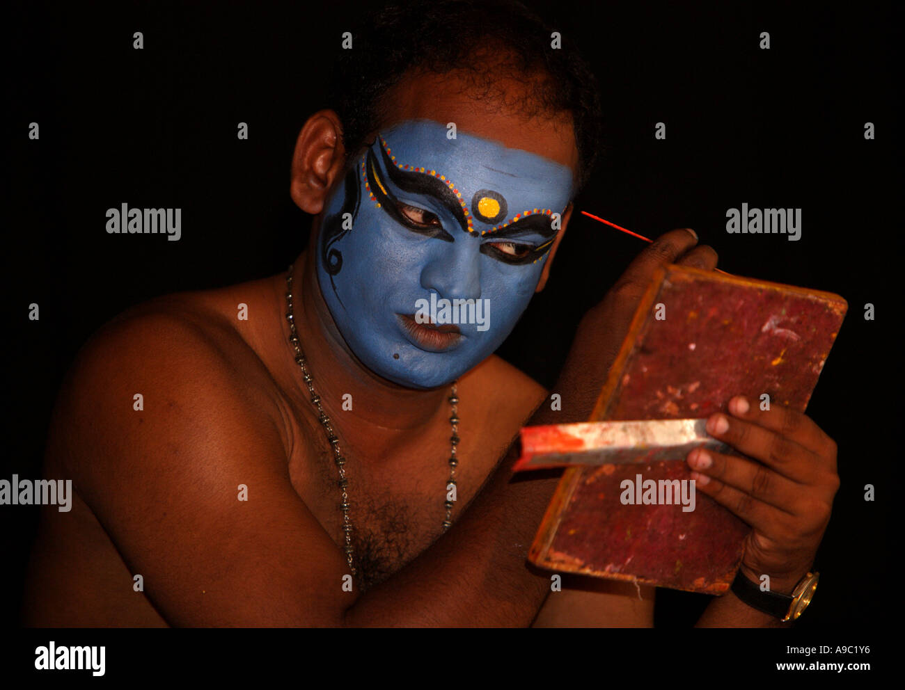 Katakali Dancer Applying his Make-Up Stock Photo - Alamy