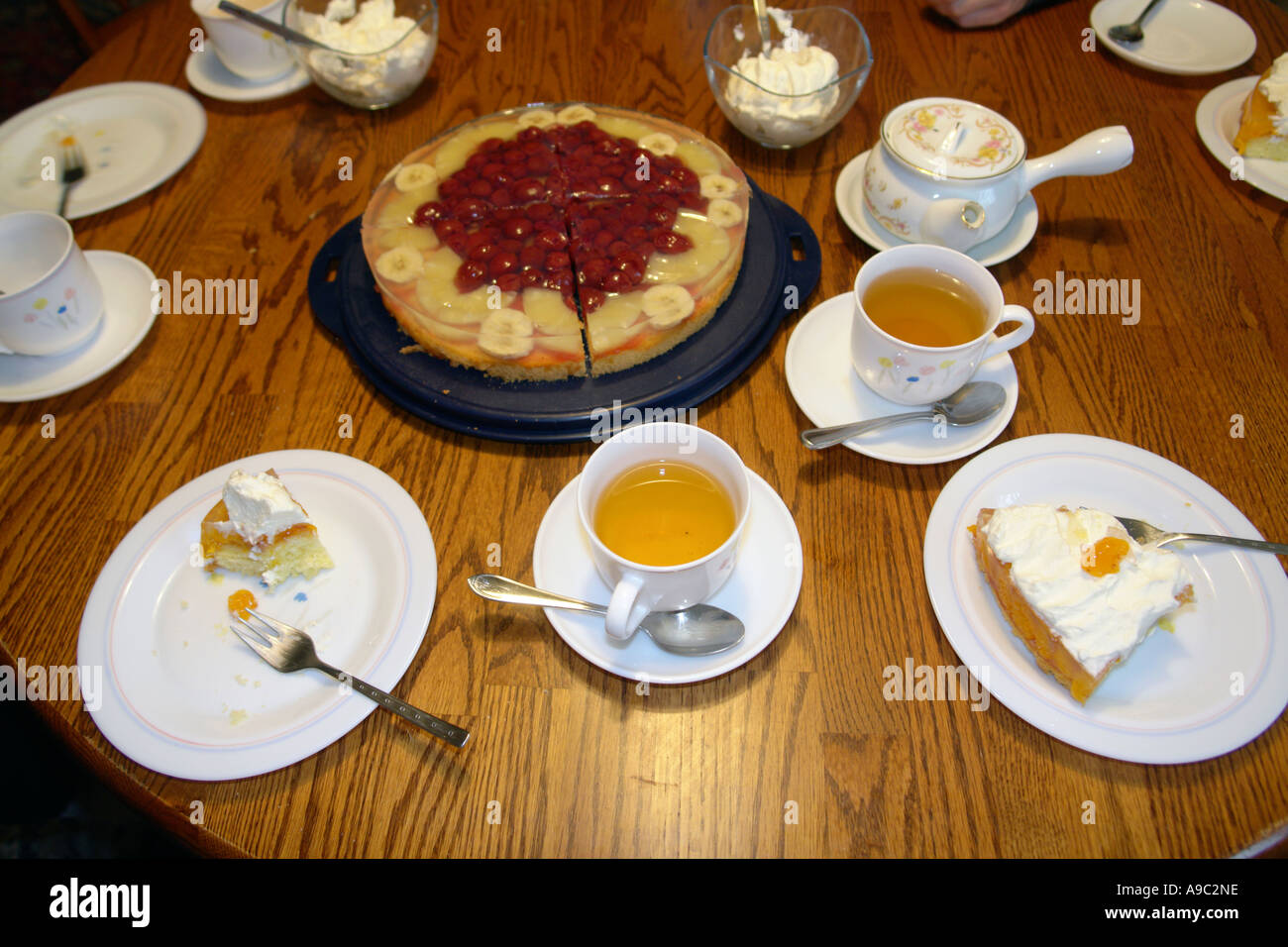 Cake in tea room hi-res stock photography and images - Alamy