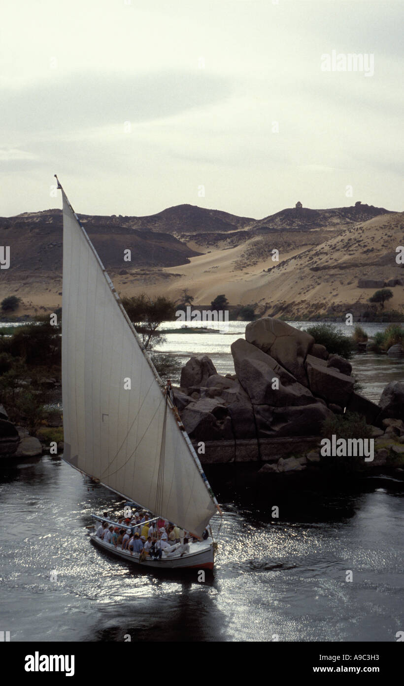 Sails of the desert hotel hi-res stock photography and images - Alamy