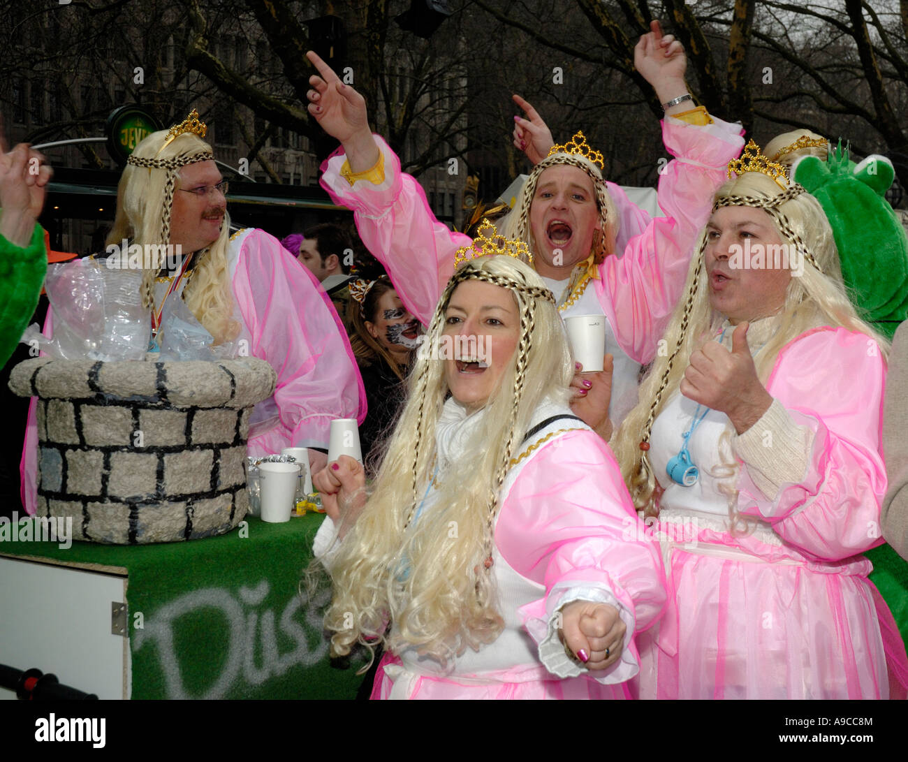 Group of 4 men and women 30‘s 40‘s enjoying carnival festivities ...
