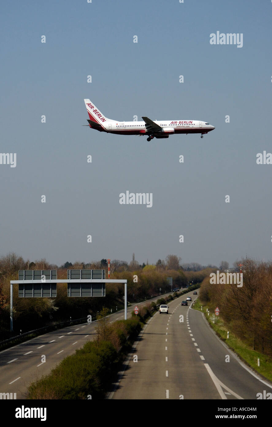 Aircraft by road hi-res stock photography and images - Alamy