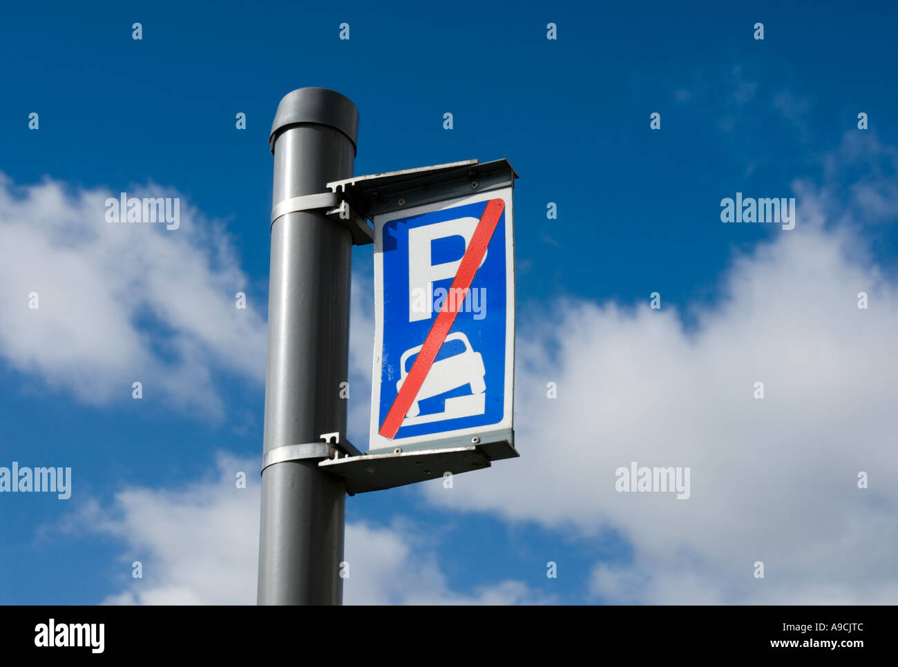 Pavement parking allowed sign hi-res stock photography and images - Alamy