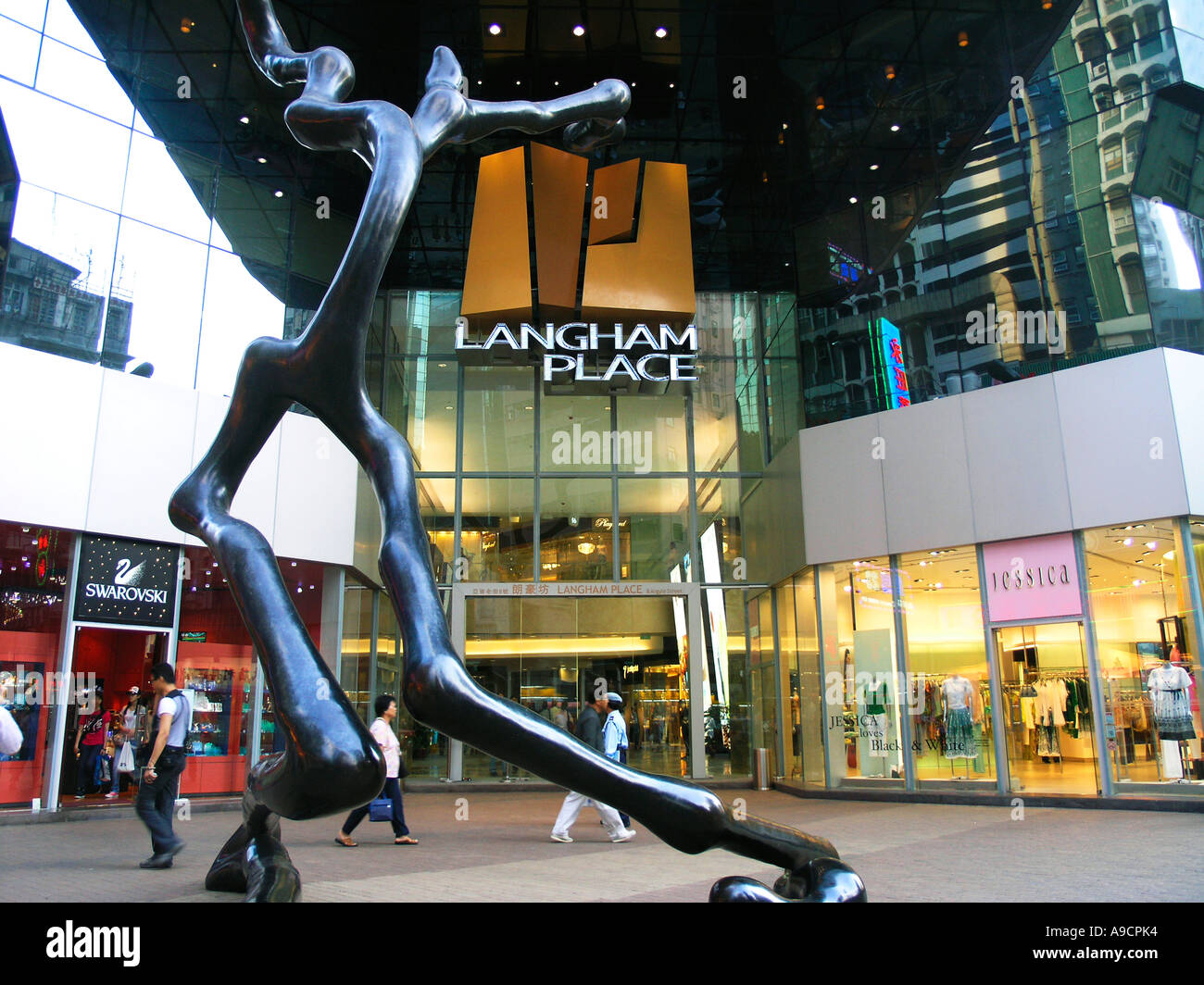 China Hong Kong Langham Place shopping mall Stock Photo - Alamy