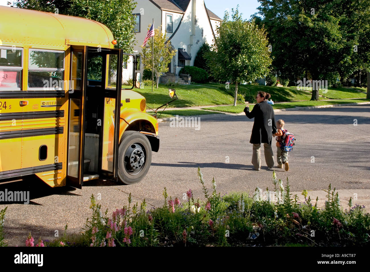 Parents waving goodbye bus High Resolution Stock Photography and Images ...