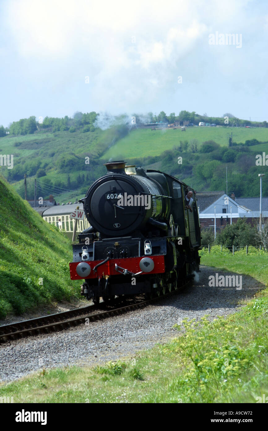 STEAM TRAIN LEAVING WATCHET SOMERSET STEAM RAILWAY ENGLAND Stock Photo ...