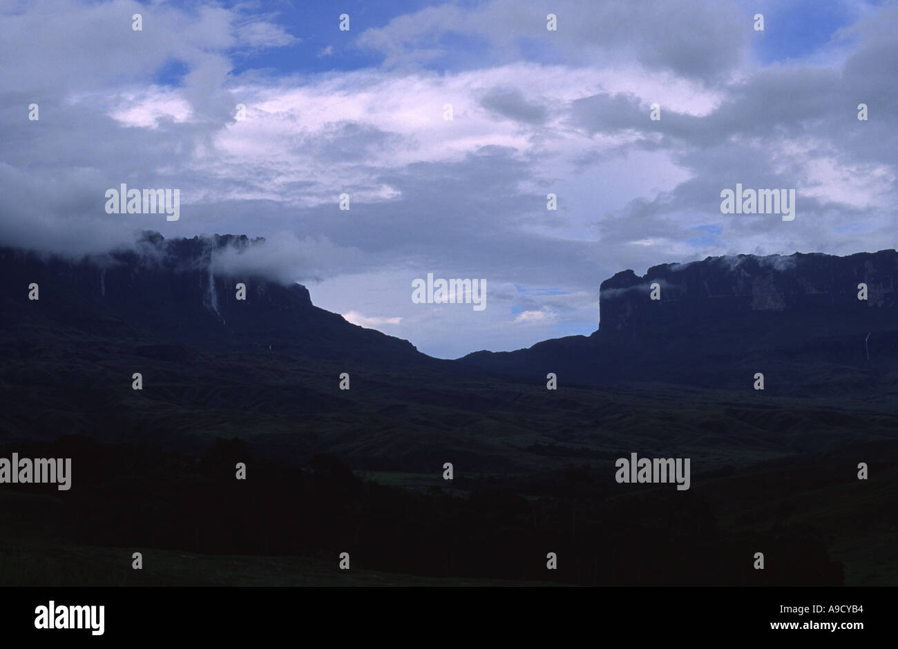 The gap between Kukenan Tepui and Monte Roraima in the rainy season La ...