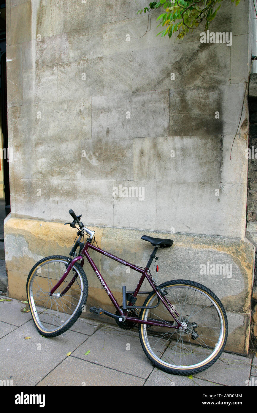 Broken bike icon hi-res stock photography and images - Alamy