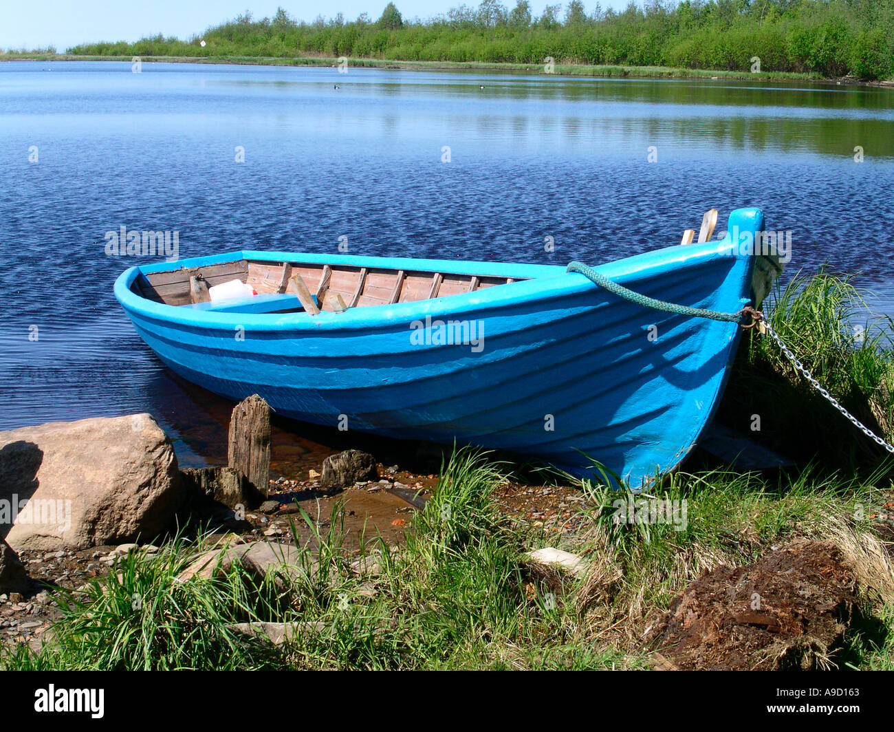 Stranded rowing boat hi-res stock photography and images - Alamy