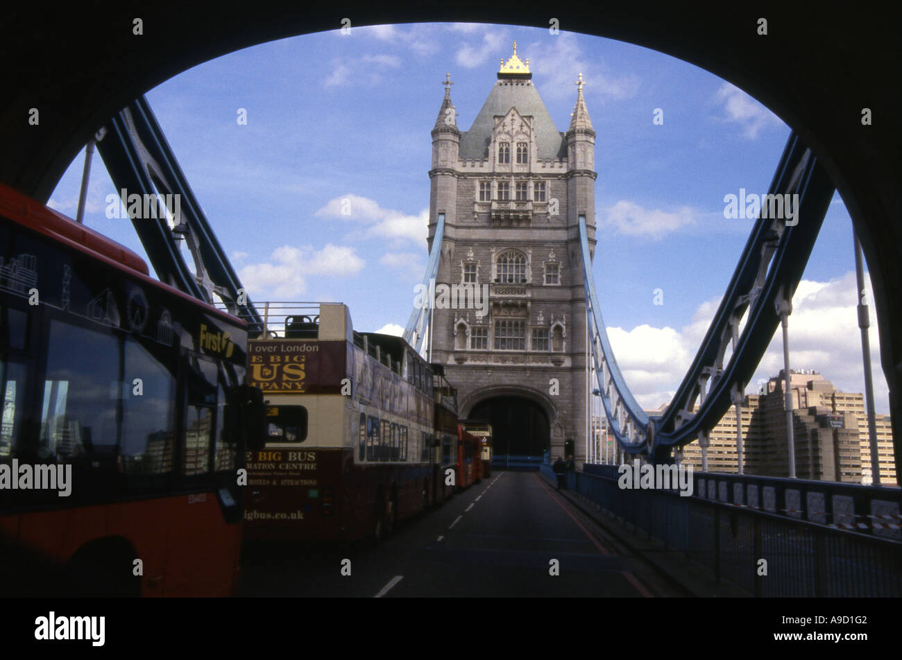 Bridge lifts for ships hi-res stock photography and images - Alamy