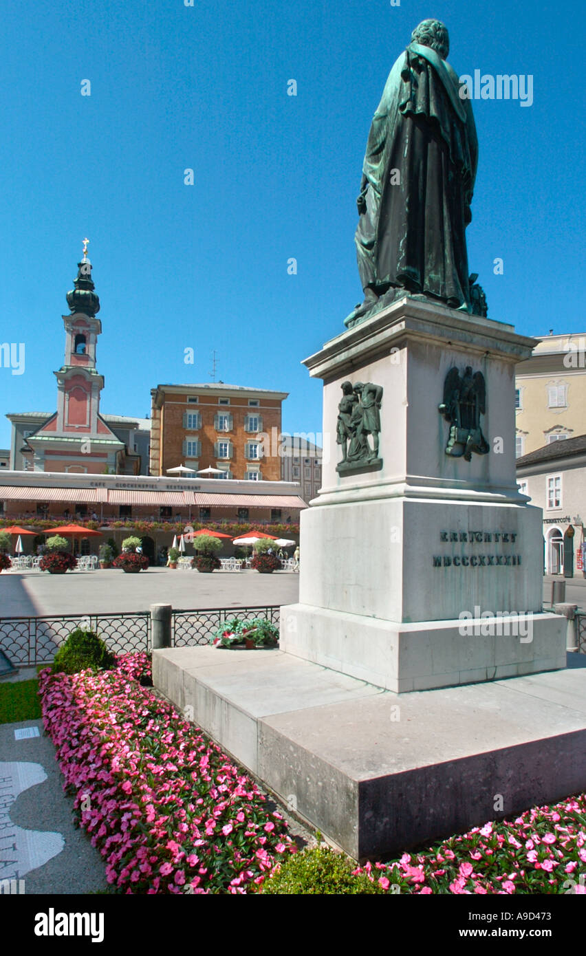 Mozart's statue in Mozartplatz, Altstadt (Old Town), Salzburg, Austria ...