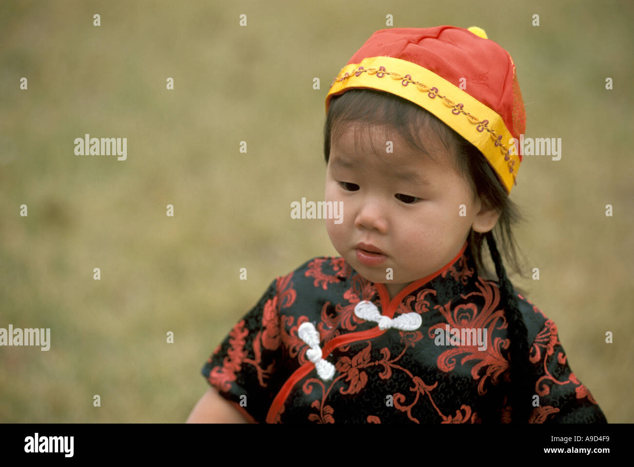 Han Chinese girl in traditional colors Stock Photo - Alamy