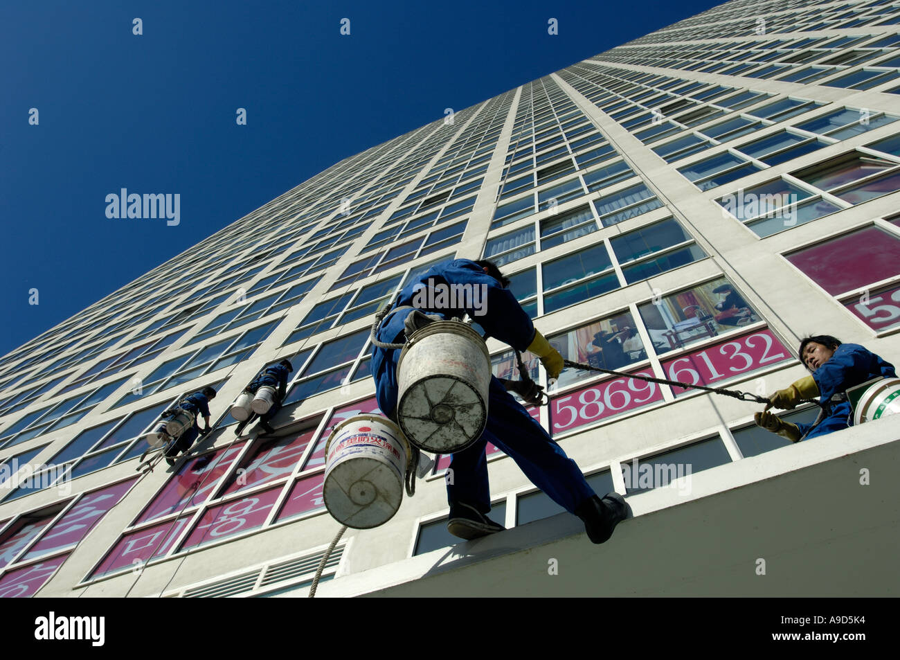 Beijing skyscrapers cleaners hi-res stock photography and images - Alamy