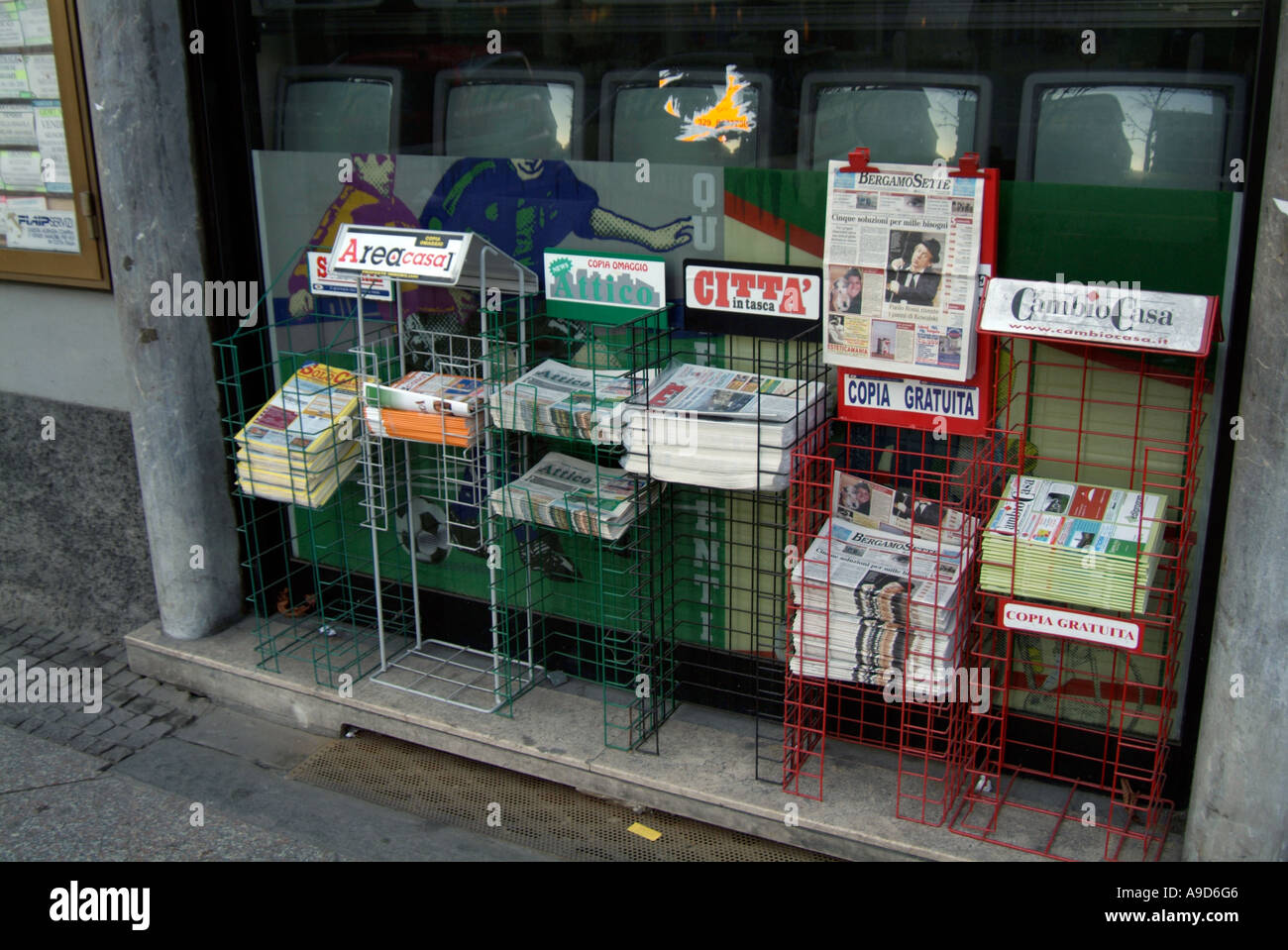 Newstand italy hi-res stock photography and images - Alamy