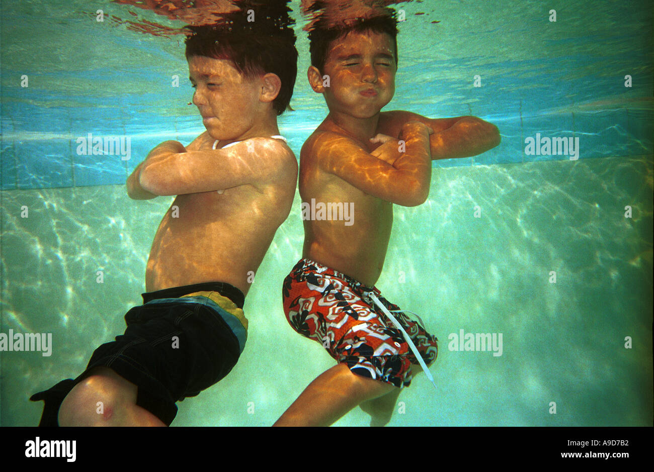 two brother pose underwater Stock Photo - Alamy