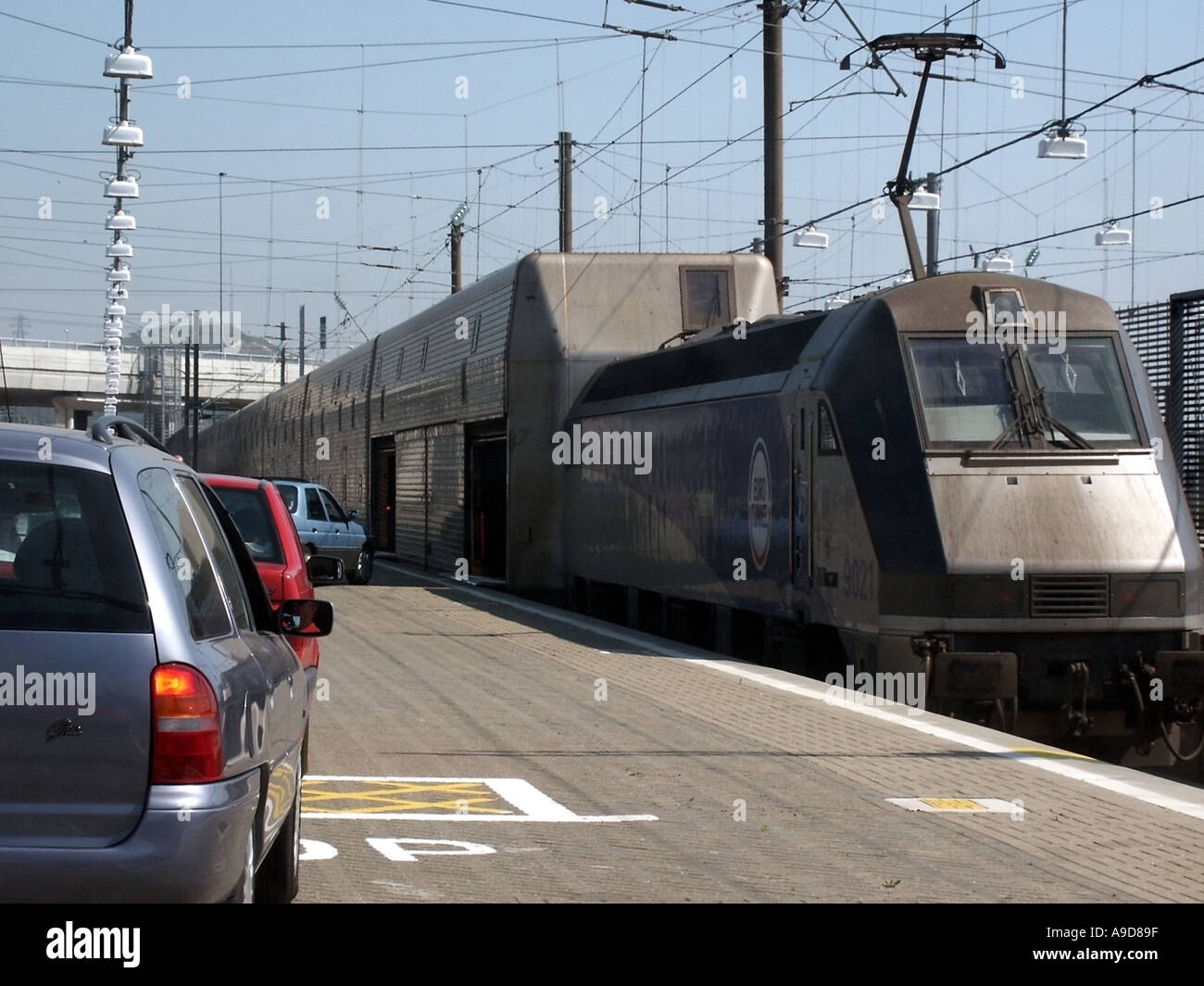 france england cars loading on to le shuttle eurostar terminal Stock ...