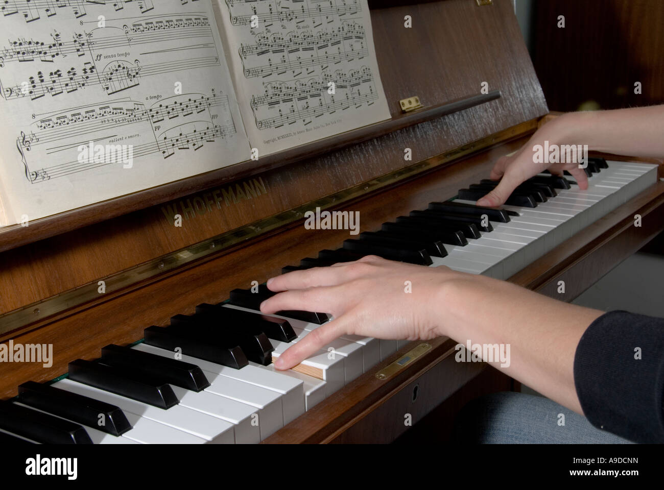 Piano hands female hi-res stock photography and images - Alamy