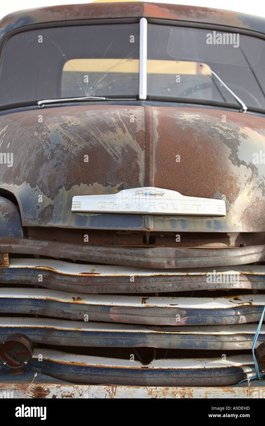 Abandoned old chevrolet farm truck hi-res stock photography and images ...