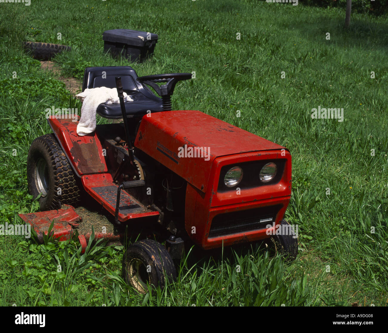 A classic lawn tractor ready for another long summer Stock Photo - Alamy