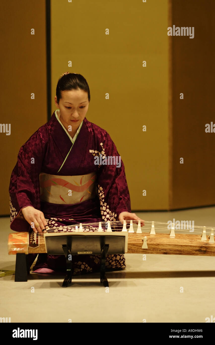 Japanese woman playing a Japanese harp (koto Stock Photo - Alamy