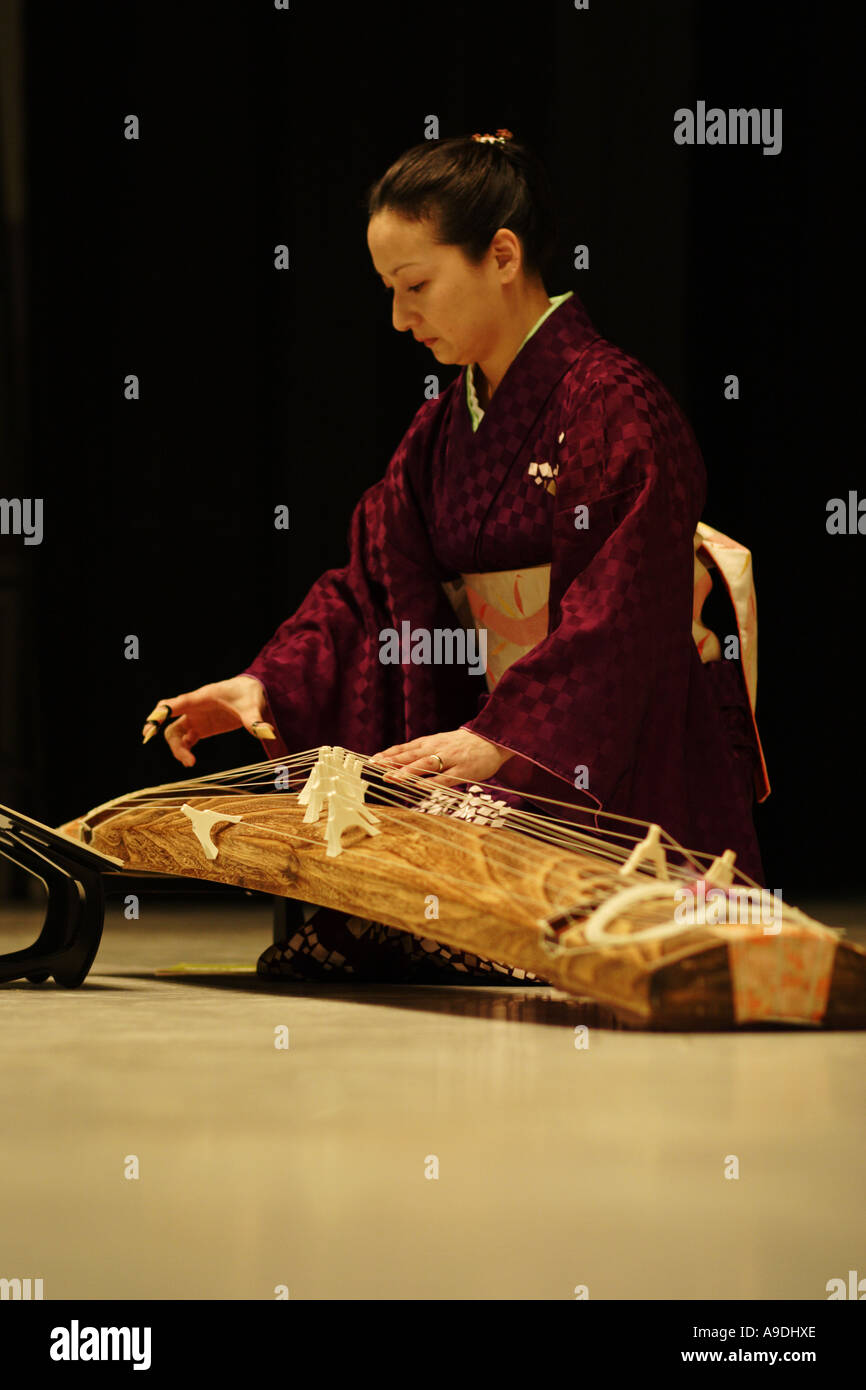 Japanese woman playing a Japanese harp (koto Stock Photo - Alamy