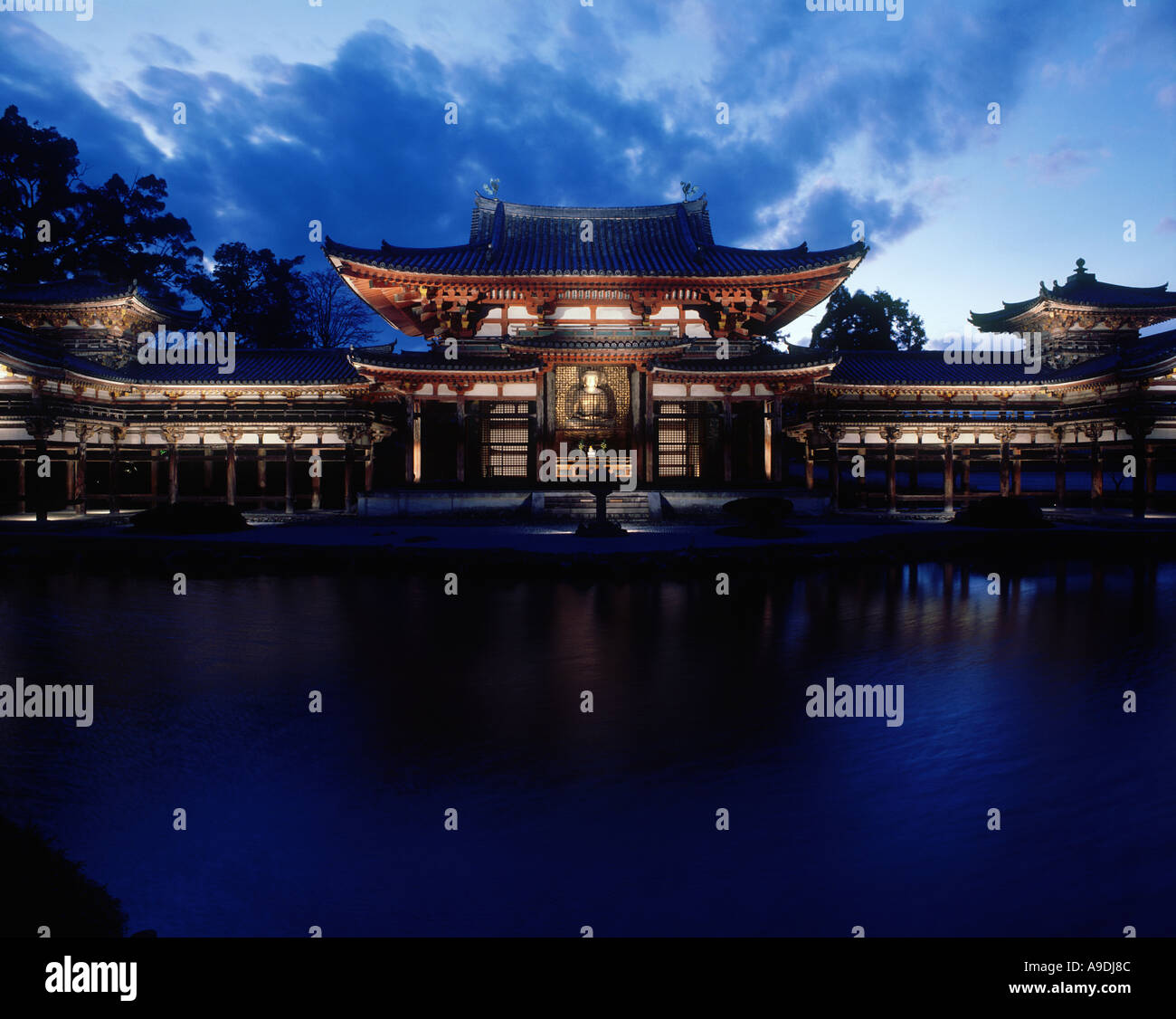 Byodo in temple buddha hi-res stock photography and images - Alamy
