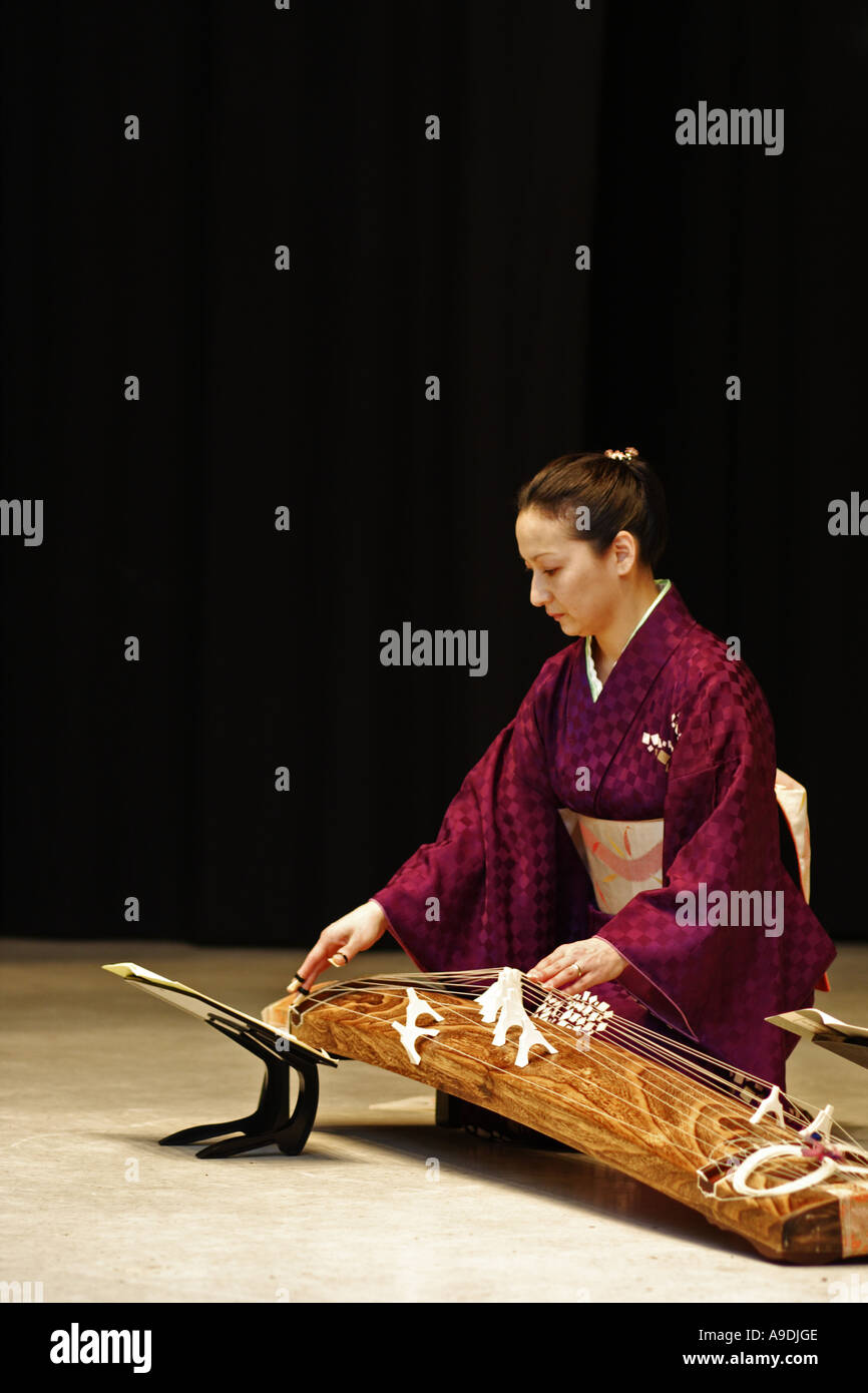Japanese woman playing a Japanese harp (koto Stock Photo - Alamy