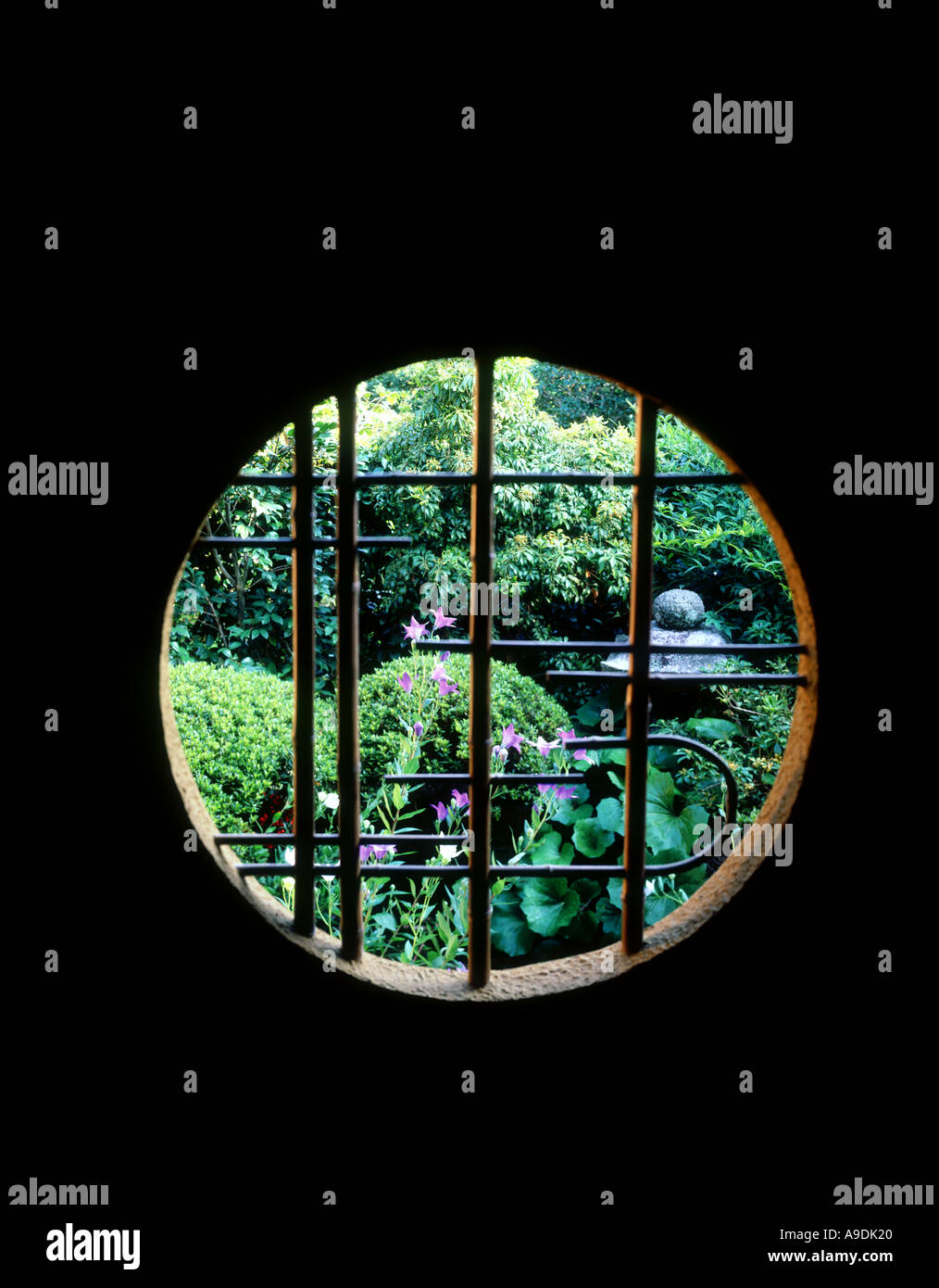 Japanese round window hi-res stock photography and images - Alamy
