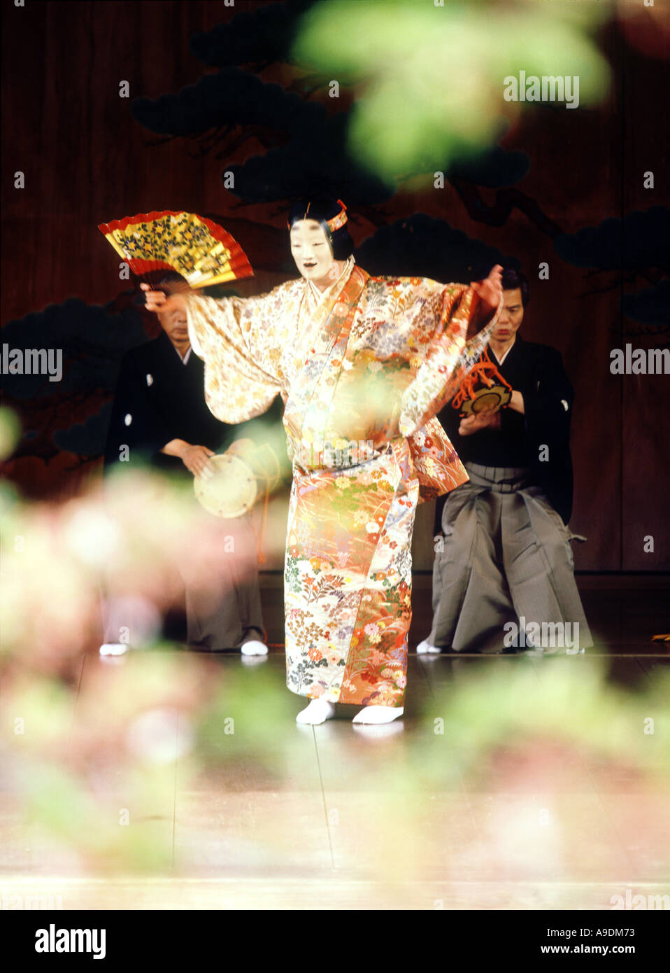 Japanese noh theatre hi-res stock photography and images - Alamy
