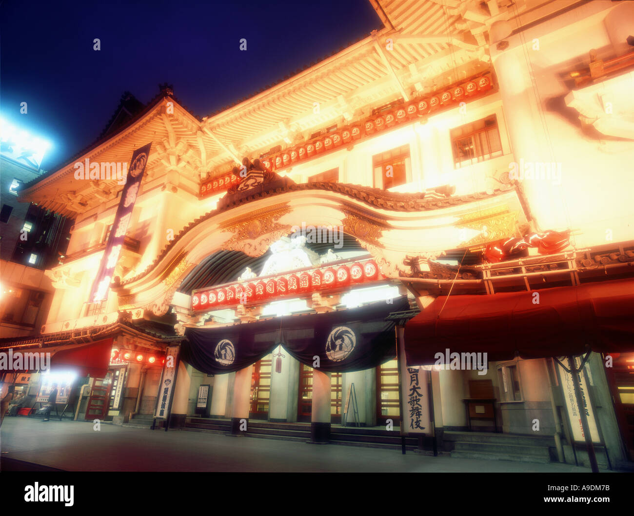 Japan theatre kabuki hi-res stock photography and images - Alamy
