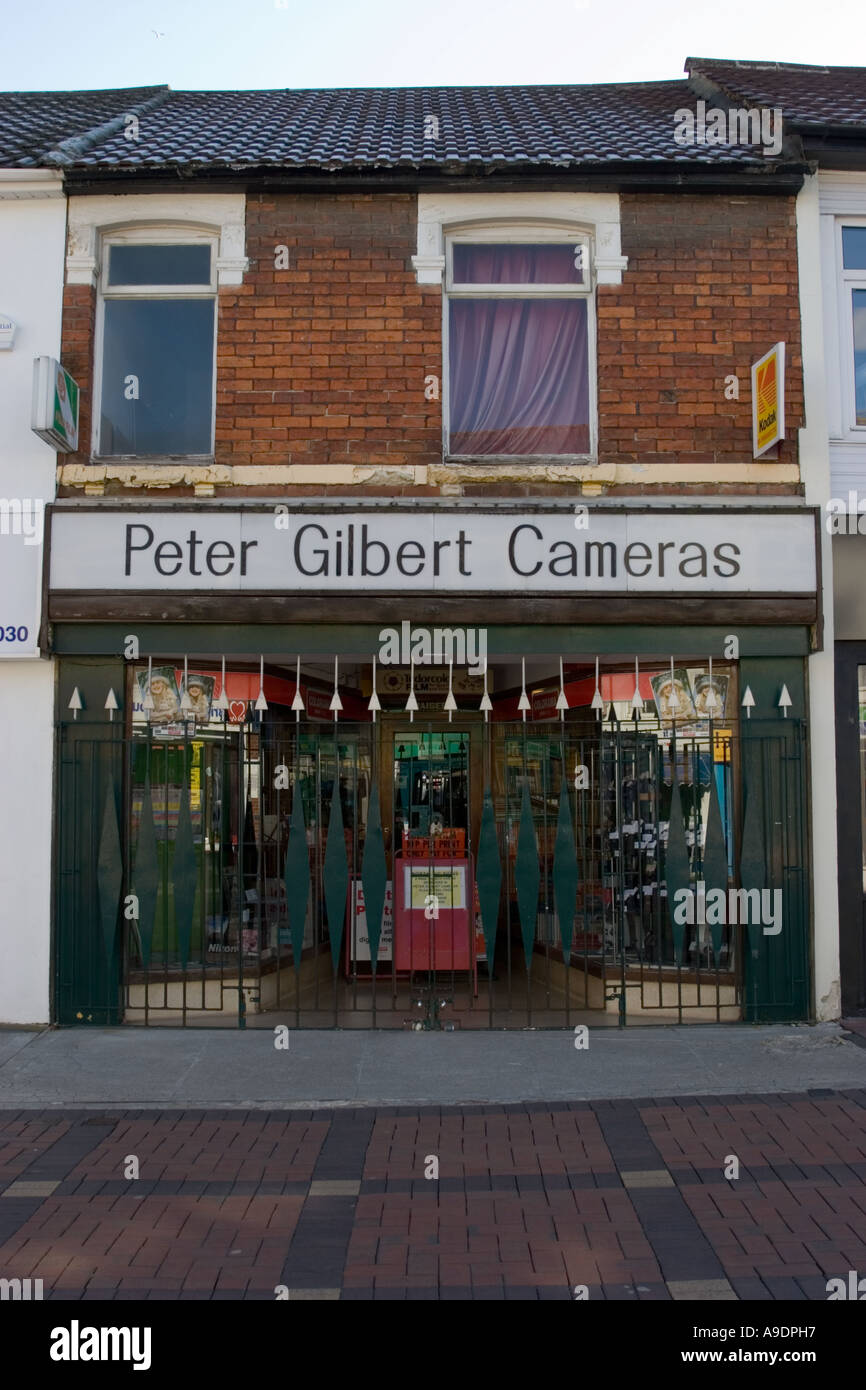 Shop signs hi-res stock photography and images - Alamy