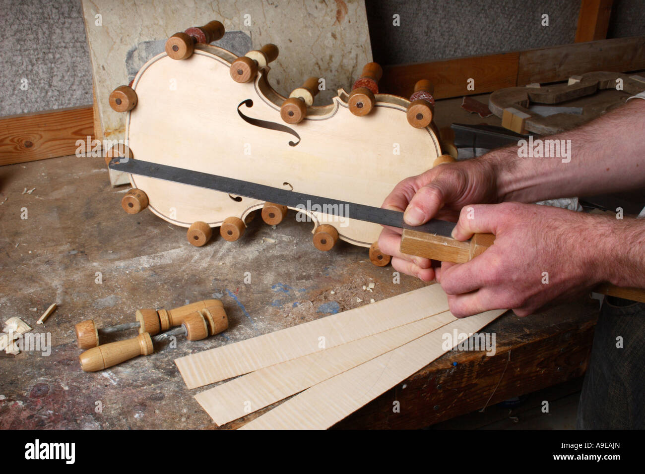 Violin work maker wood hi-res stock photography and images - Alamy