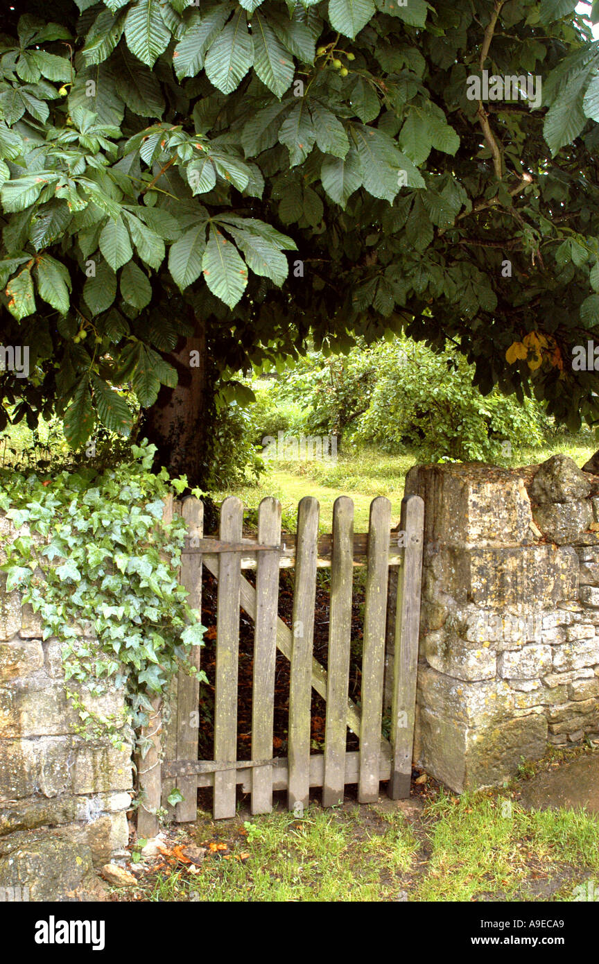 Rustic country gate hi-res stock photography and images - Alamy