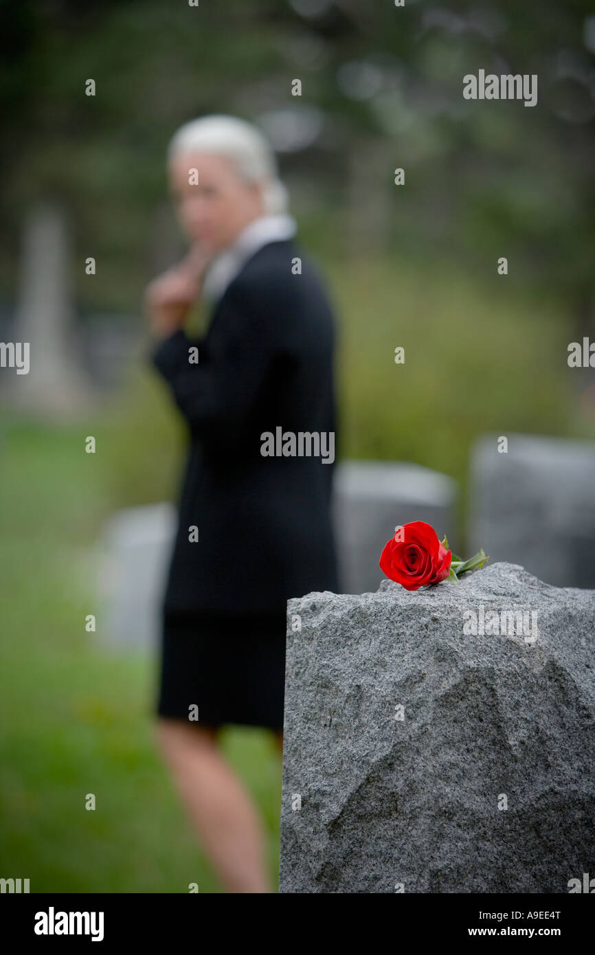 Grief graveside woman hi-res stock photography and images - Alamy