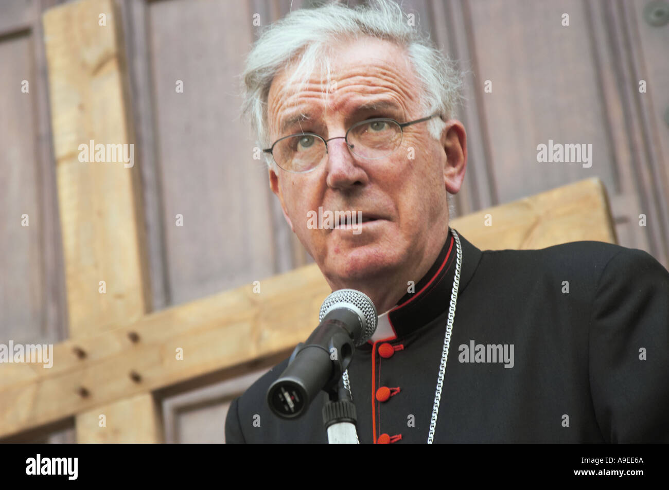 Cardinal Cormac Murphy O'Connor speaks from steps of Westminster ...