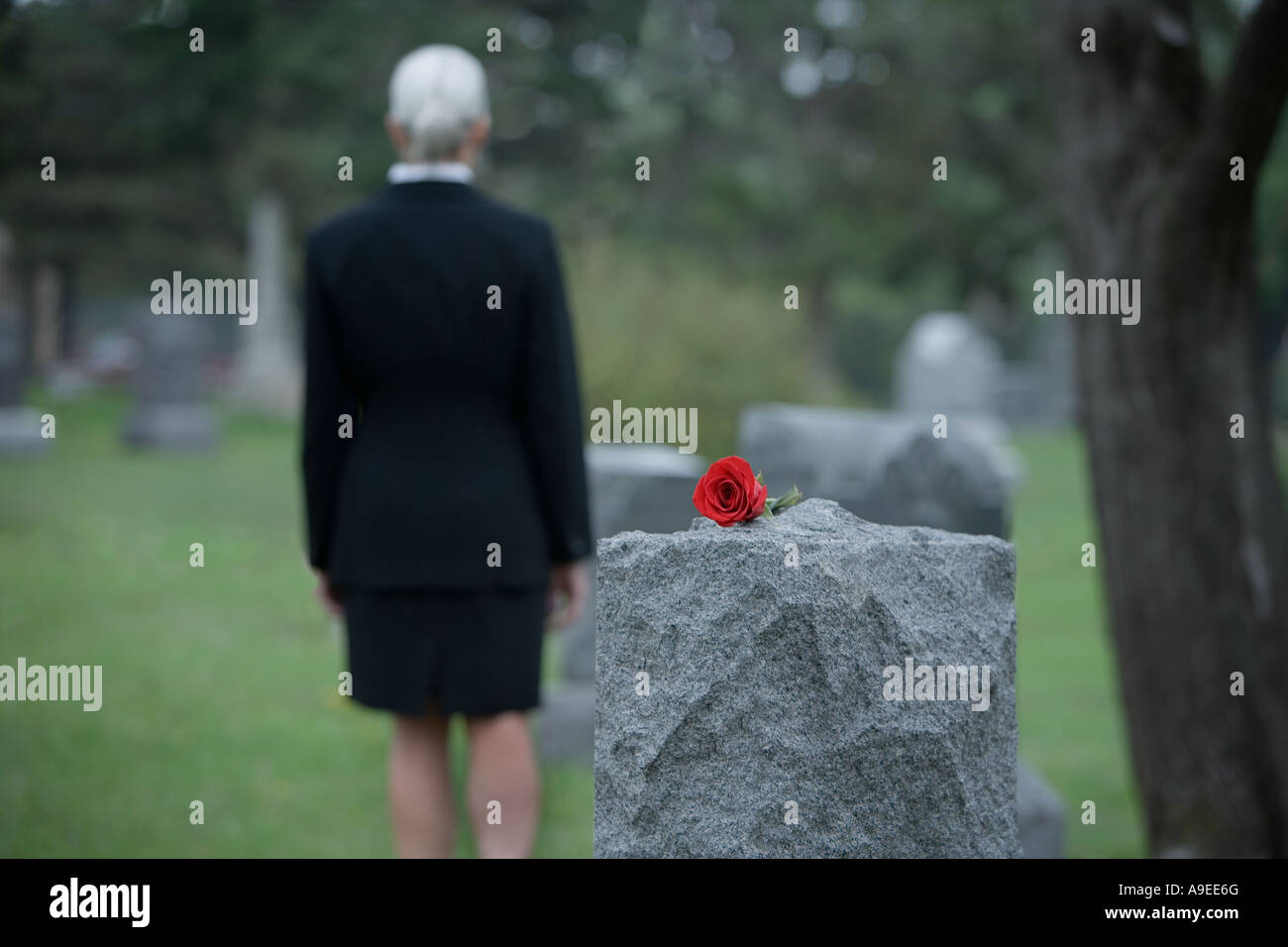 Grief graveside woman hi-res stock photography and images - Alamy